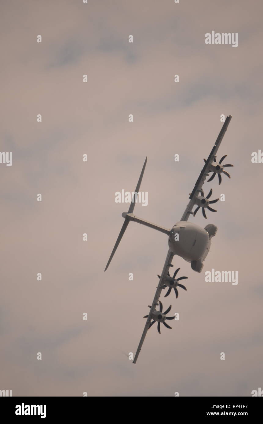 Afghanistan Airlift, Airbus A400 taking off from kabul airport, western ...