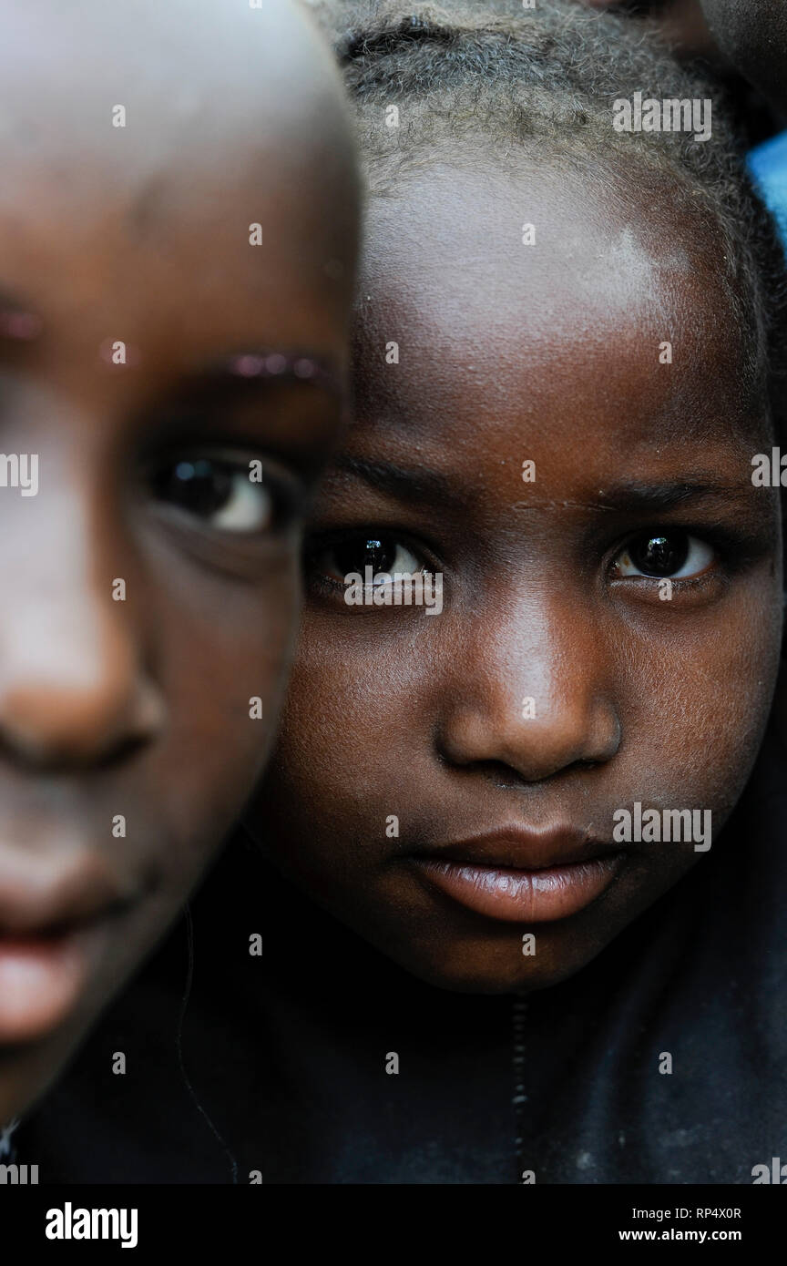 NIGER Maradi, children, muslim girl with headscarf Stock Photo - Alamy