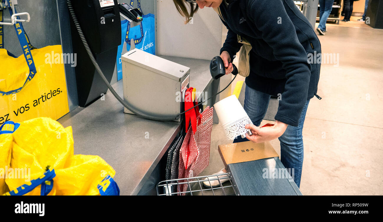 Self scan supermarket woman hi-res stock photography and images - Alamy