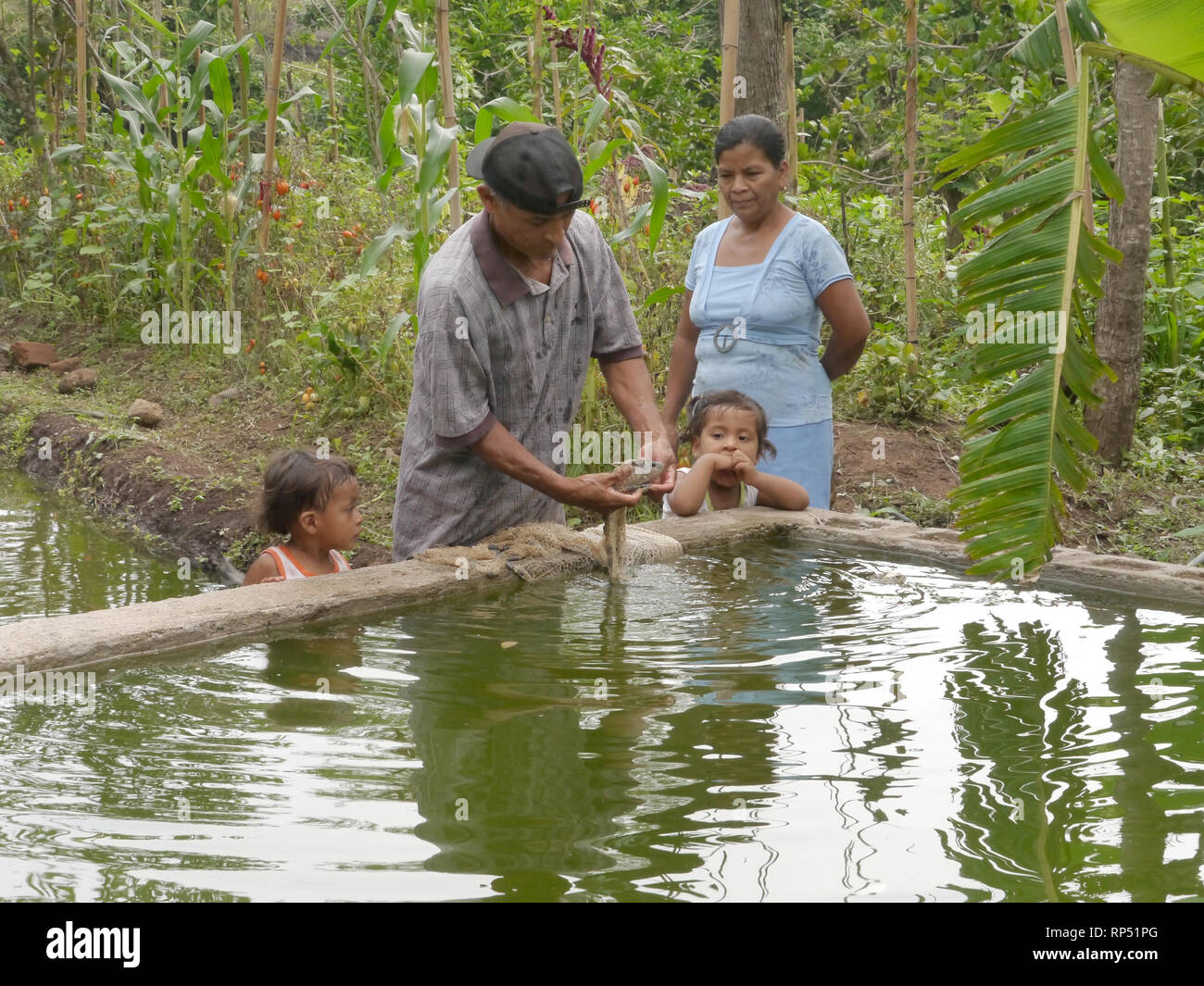El Salvador JDS projects in Jujutla. Family of Jesus Evilio Gonzalez ...