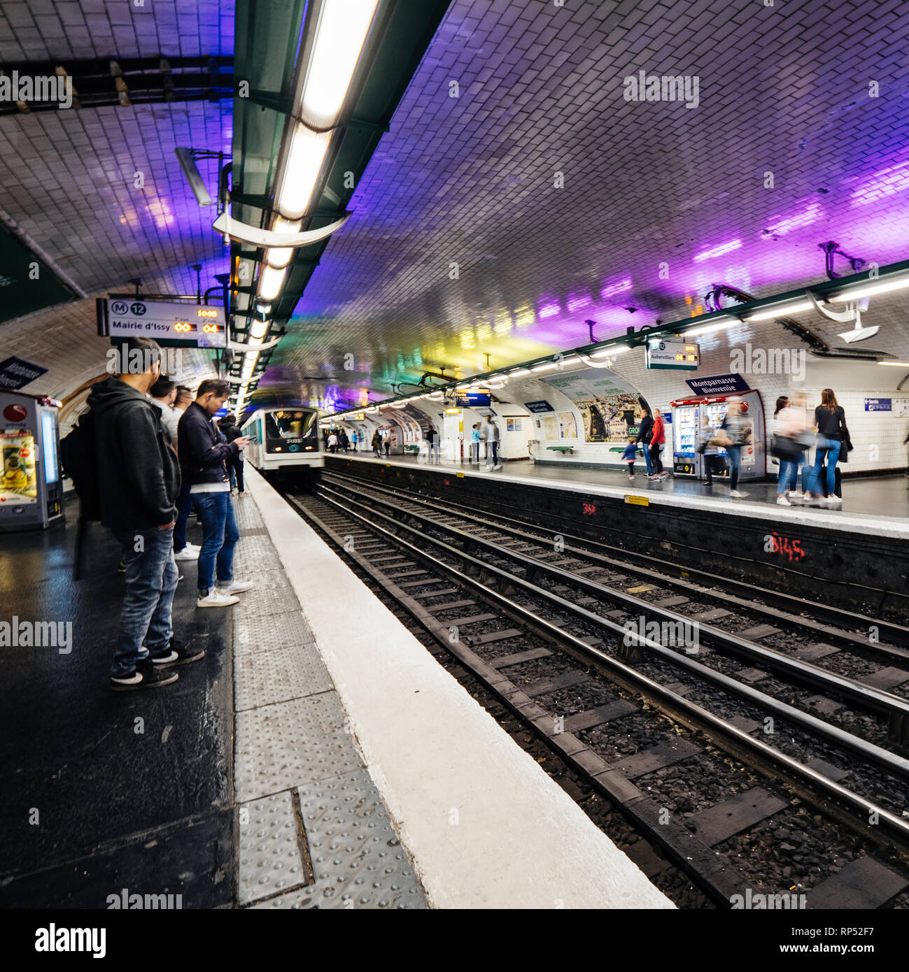 PARIS, FRANCE - OCT 13, 2018: Square image of commuters large crowd of ...