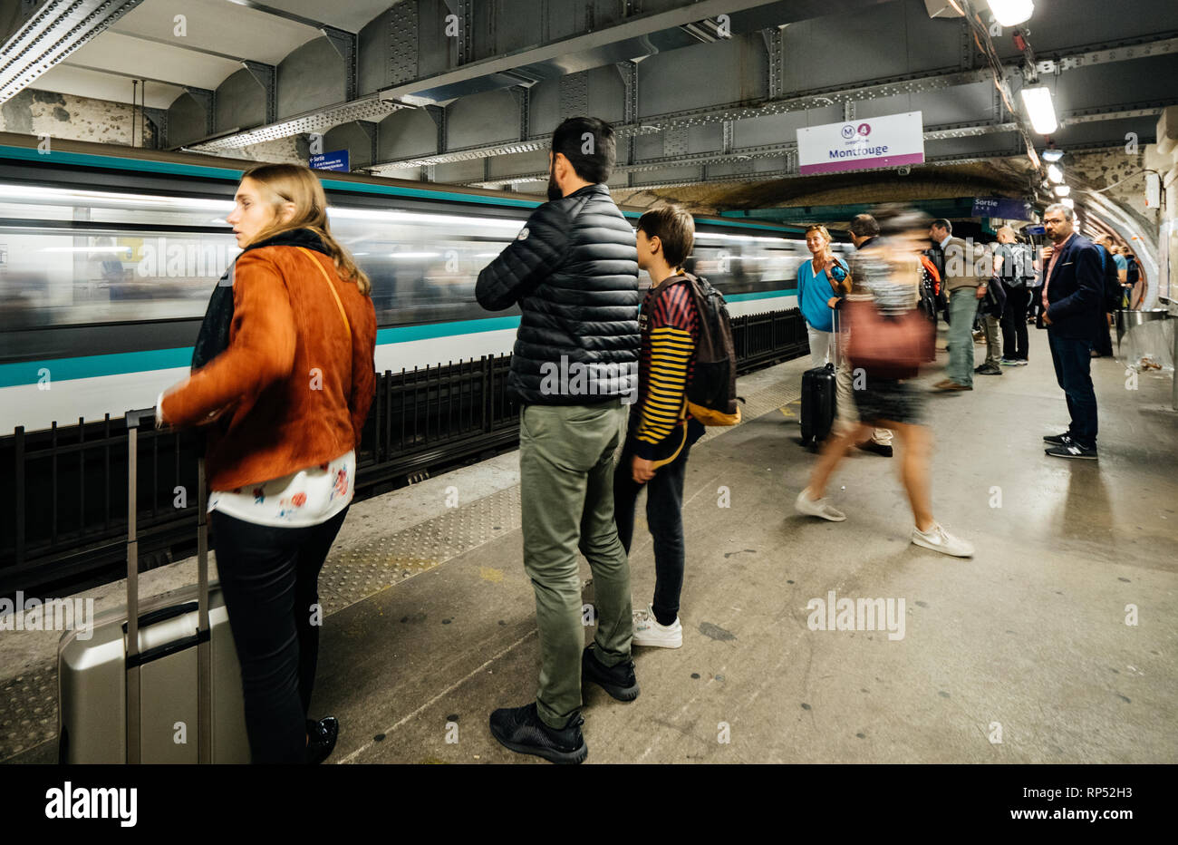 PARIS, FRANCE - OCT 13, 2018: Side view of commuters large crowd of ...