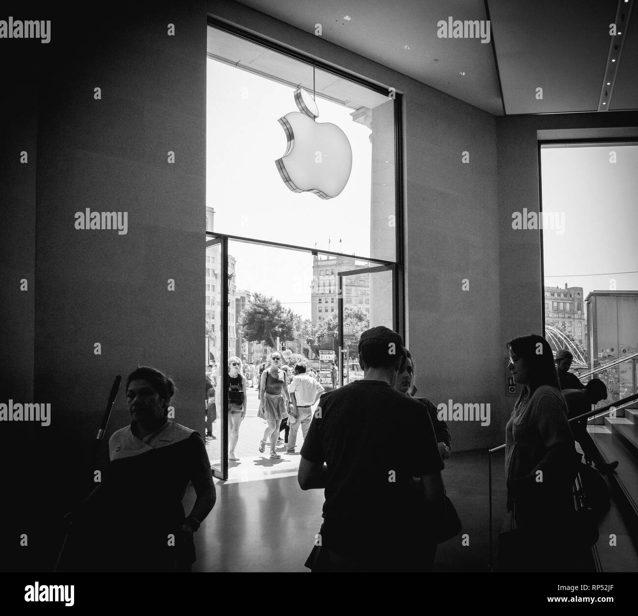Apple store barcelona Black and White Stock Photos & Images - Alamy