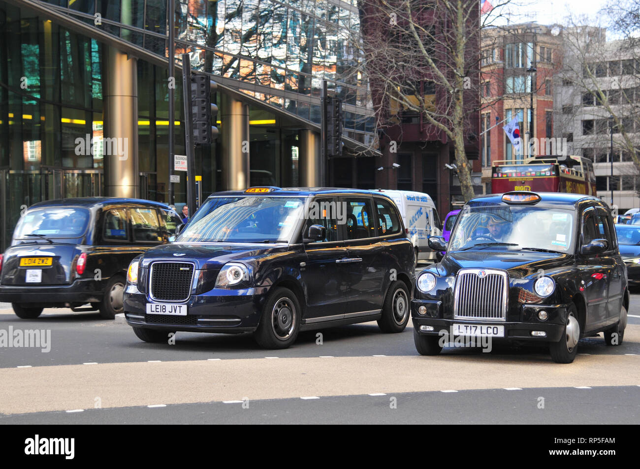Traditional london taxi cab hi-res stock photography and images - Alamy