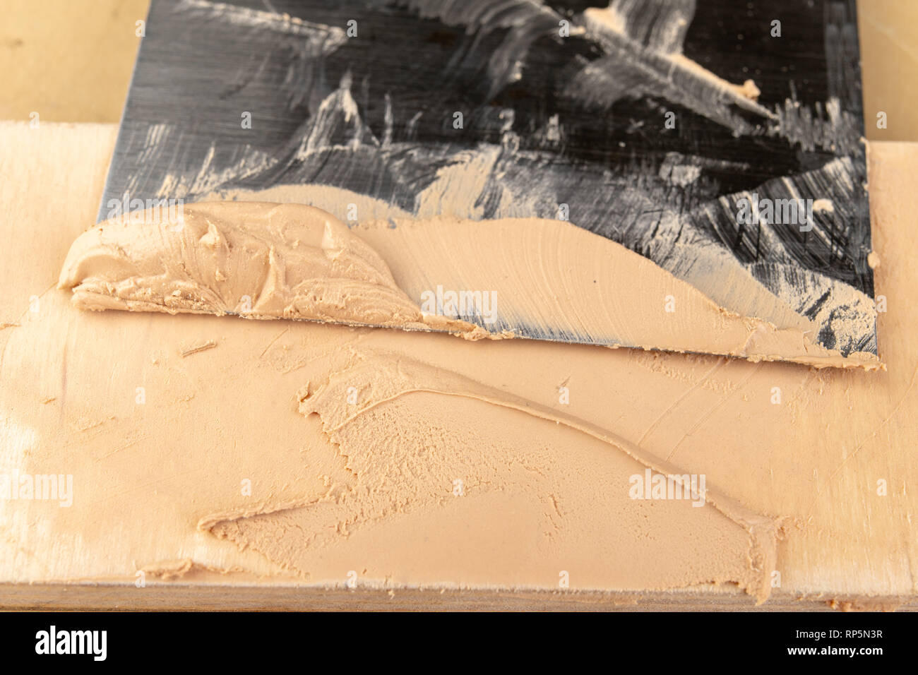 Filling compound for patching wood. Patching boards with a leveling ...