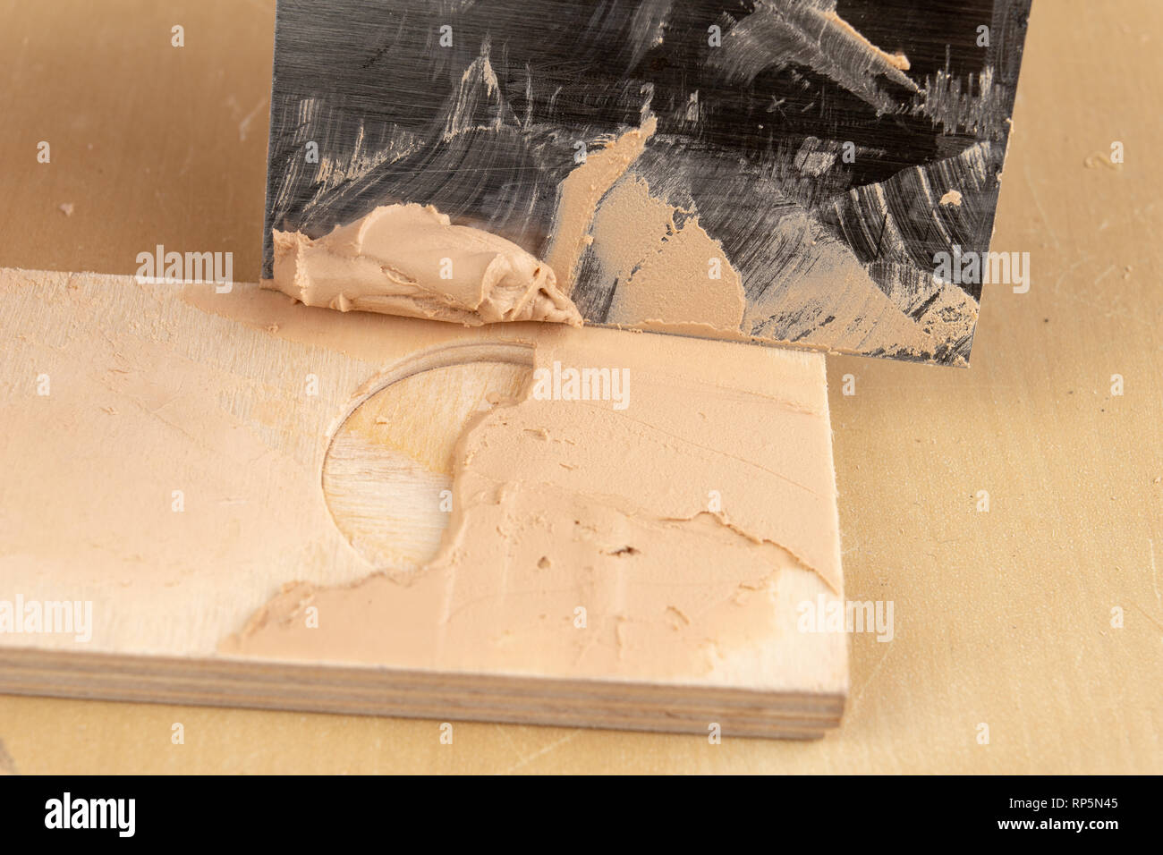 Filling compound for patching wood. Patching boards with a leveling ...