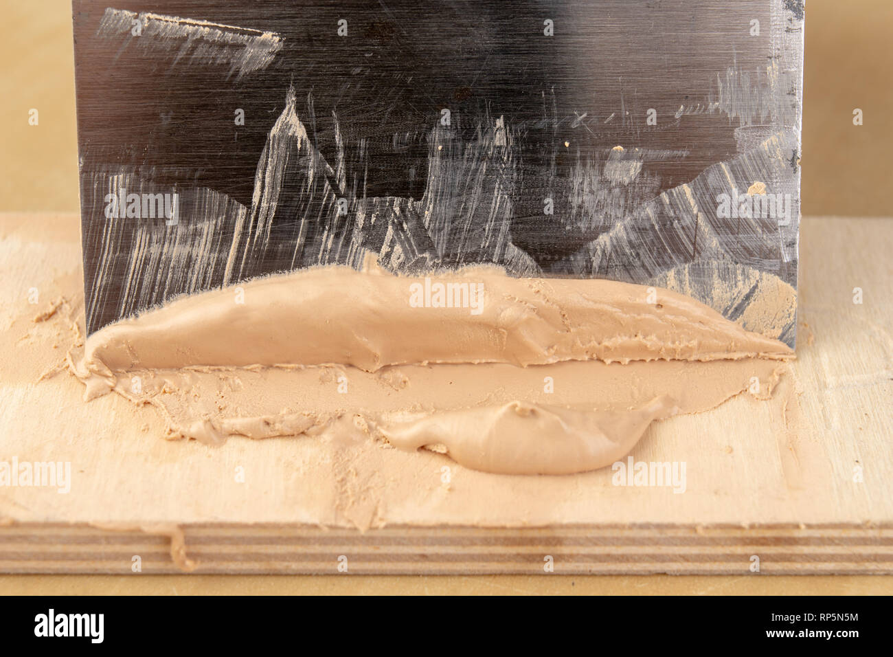 Filling compound for patching wood. Patching boards with a leveling ...