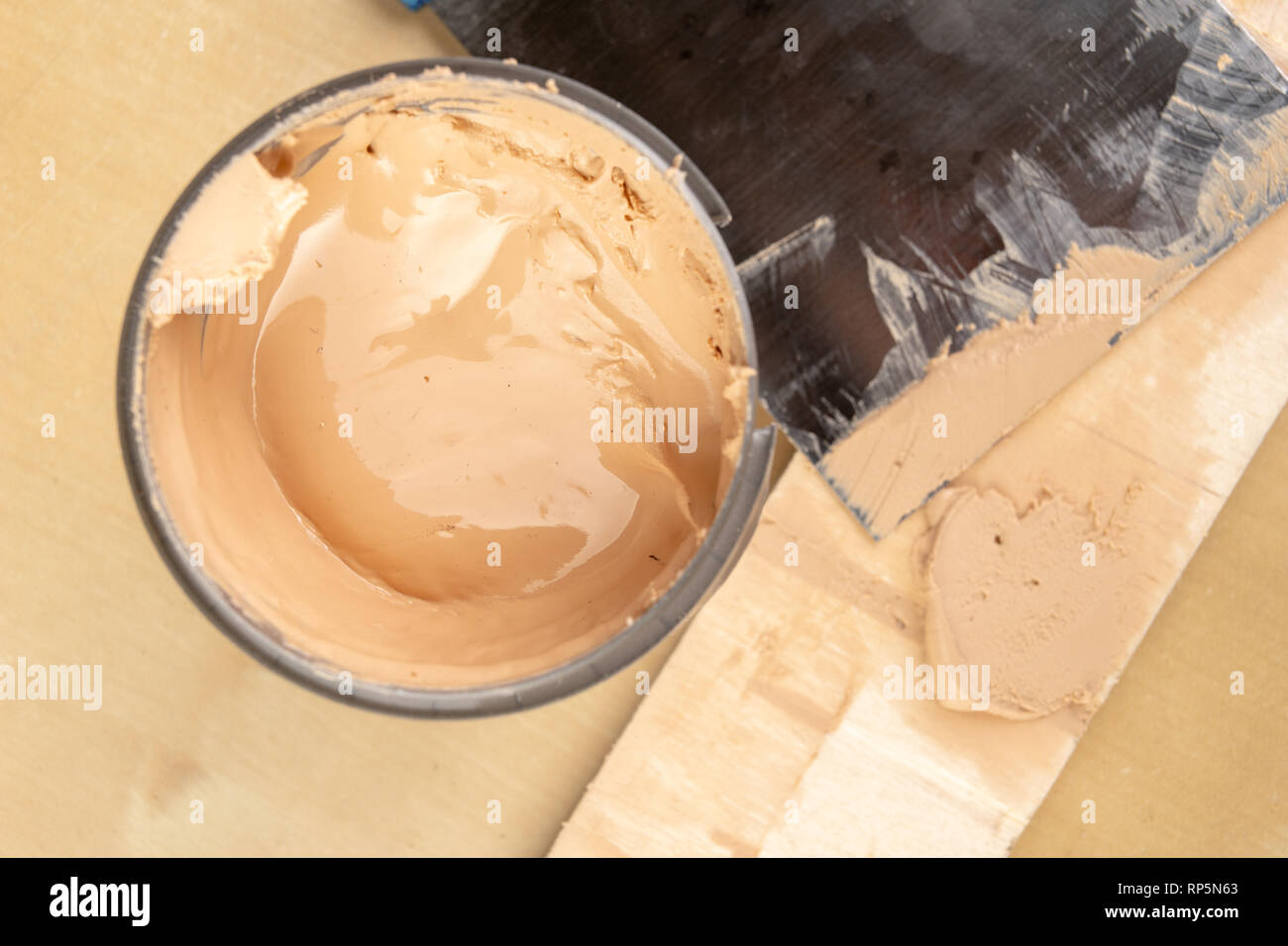 Filling compound for patching wood. Patching boards with a leveling ...