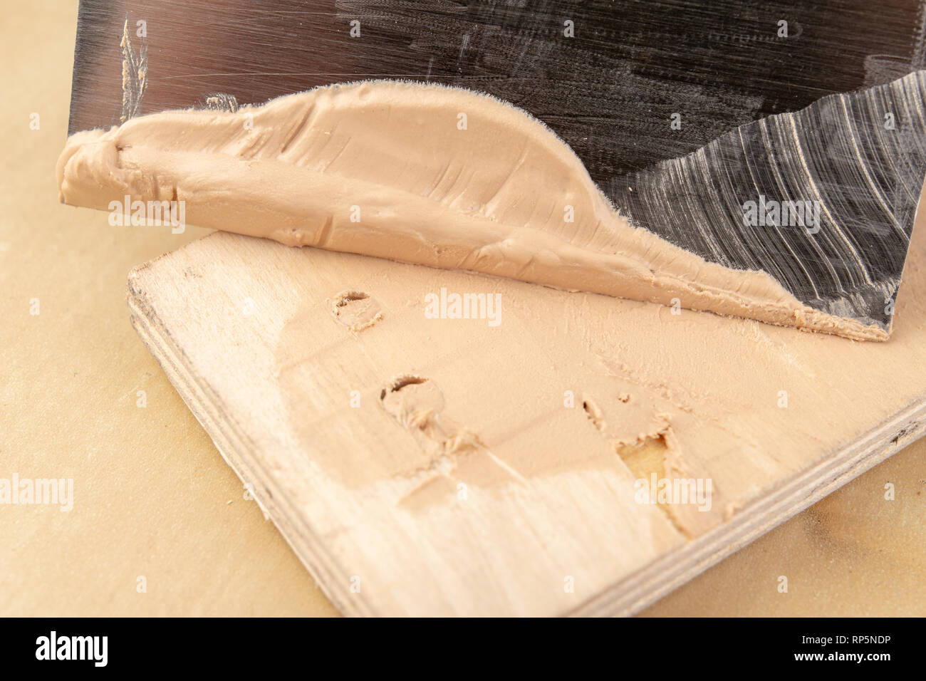 Filling compound for patching wood. Patching boards with a leveling ...