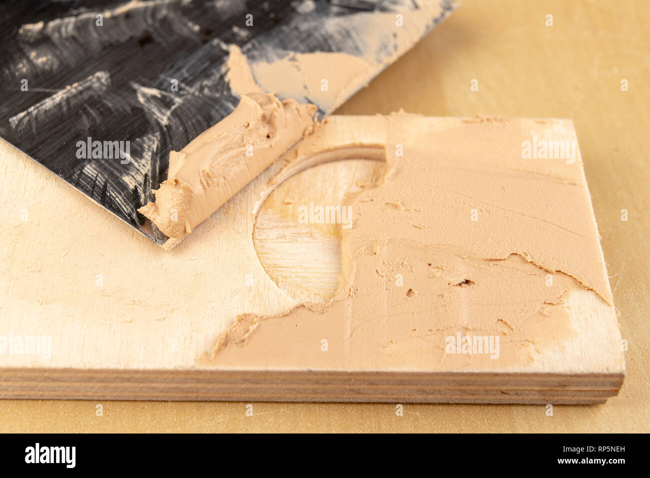 Filling compound for patching wood. Patching boards with a leveling ...