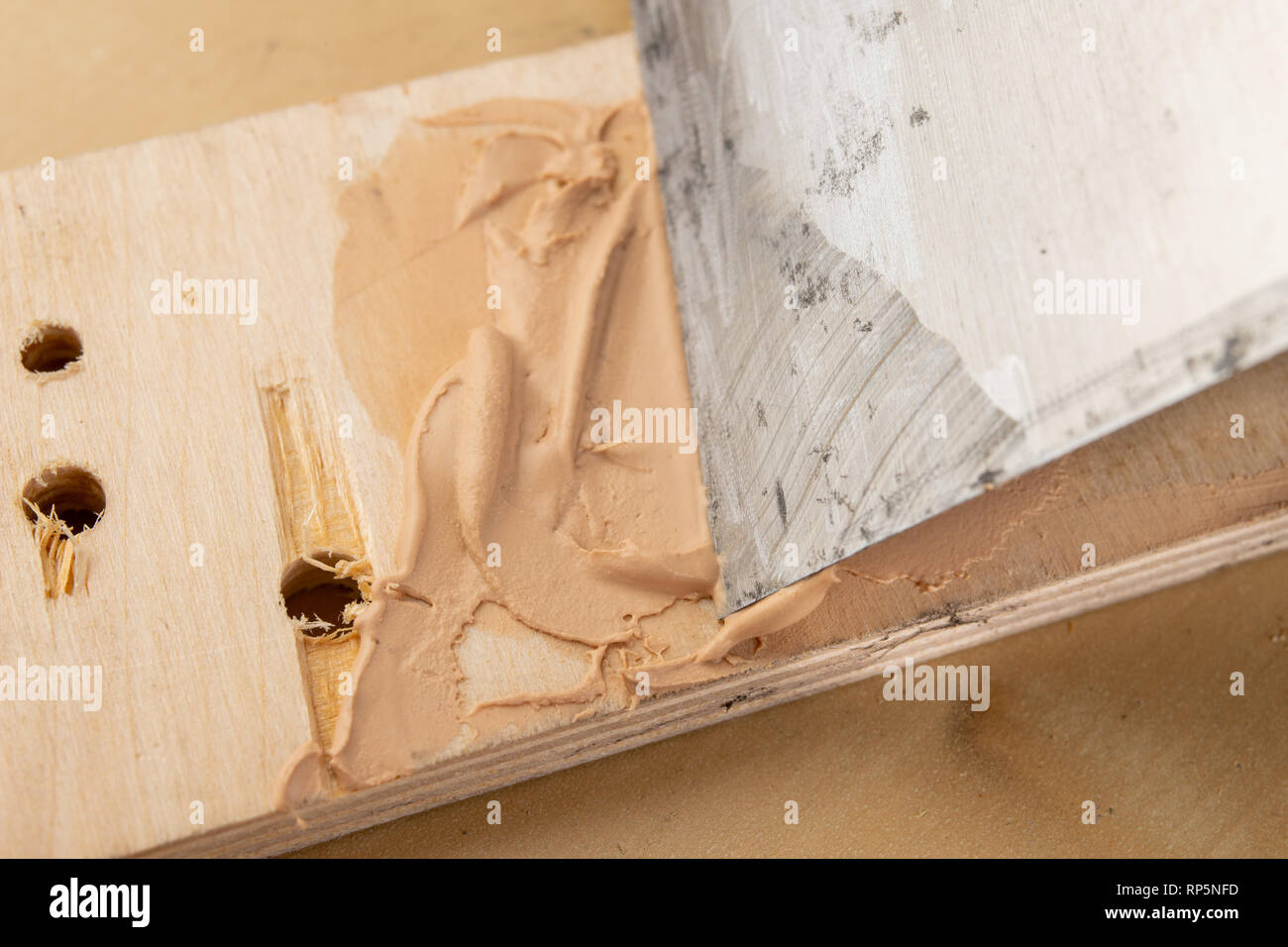 Filling compound for patching wood. Patching boards with a leveling ...