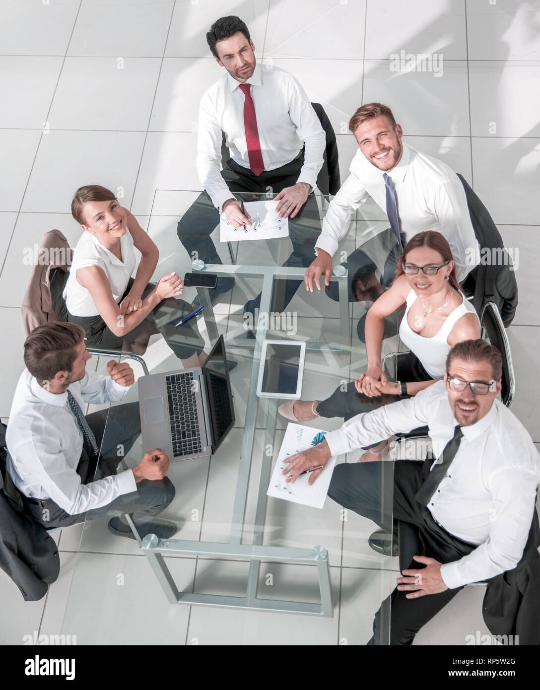 Aerial view people sitting around hi-res stock photography and images ...