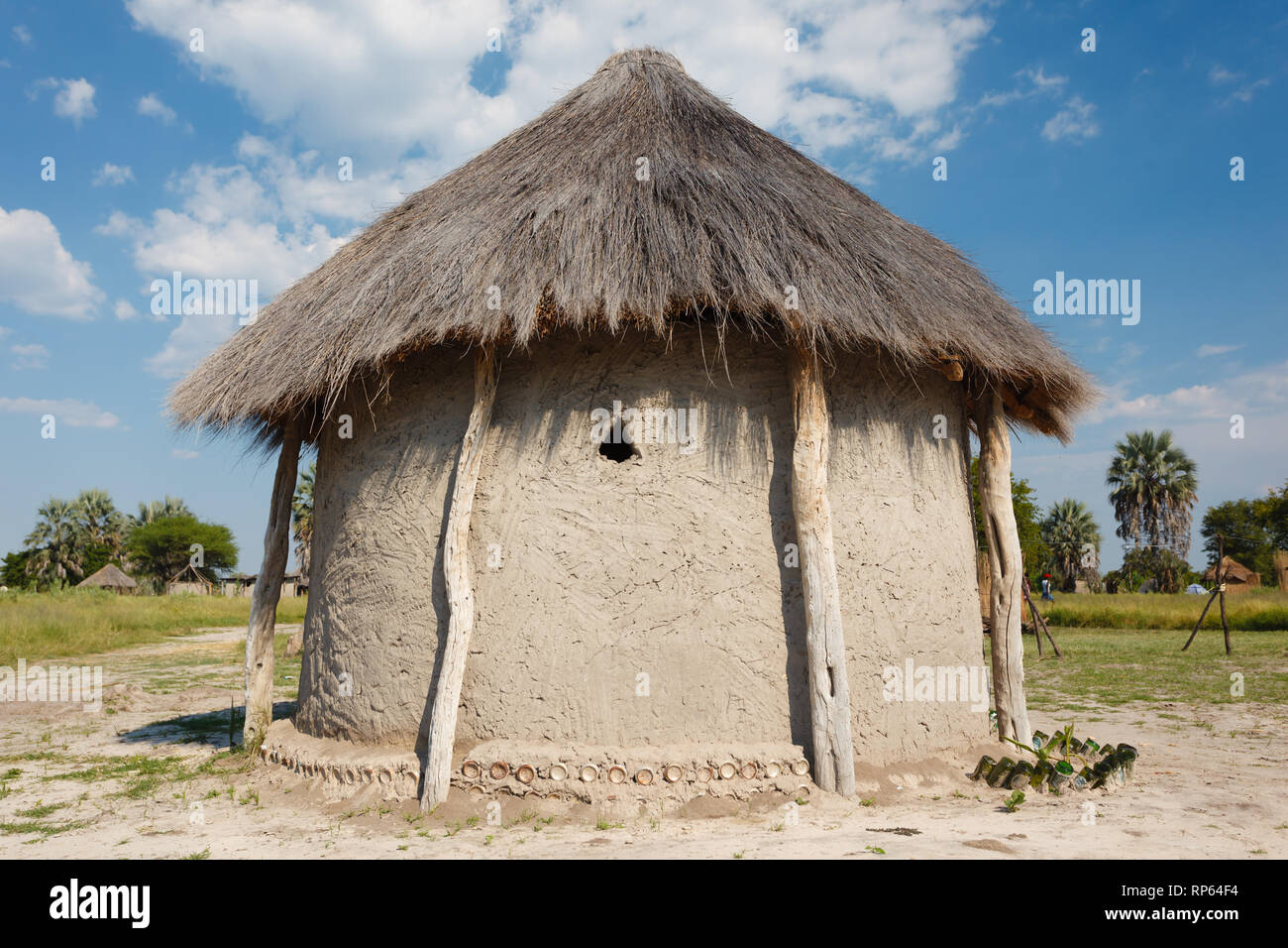 Africa mud hut hi-res stock photography and images - Alamy