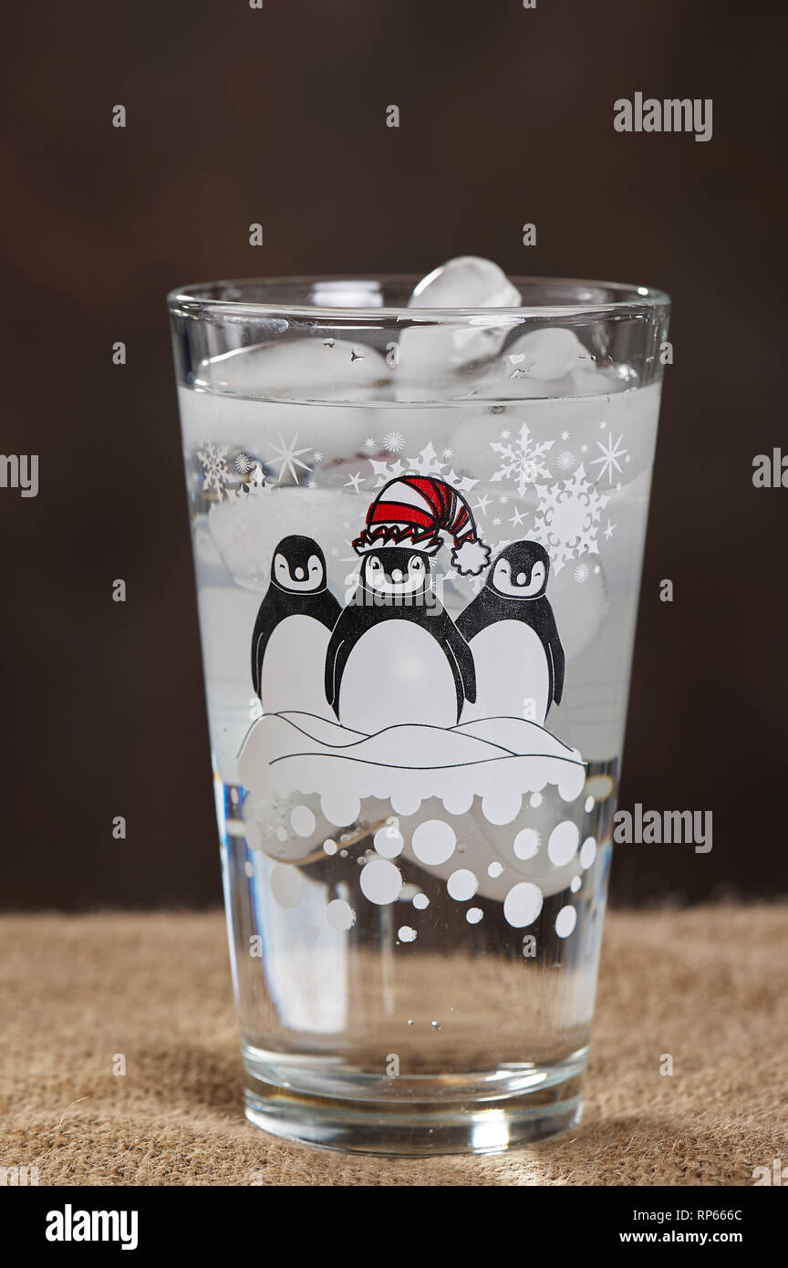 Penguin ice cubes hi-res stock photography and images - Alamy