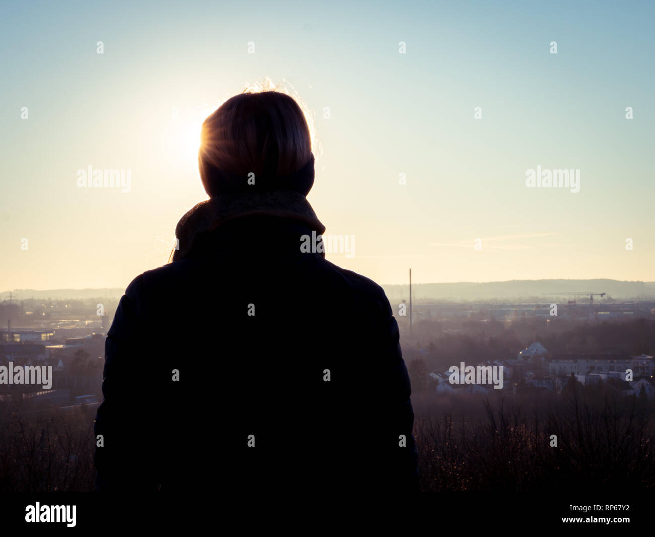 Girl silhouette from behind hi-res stock photography and images - Alamy