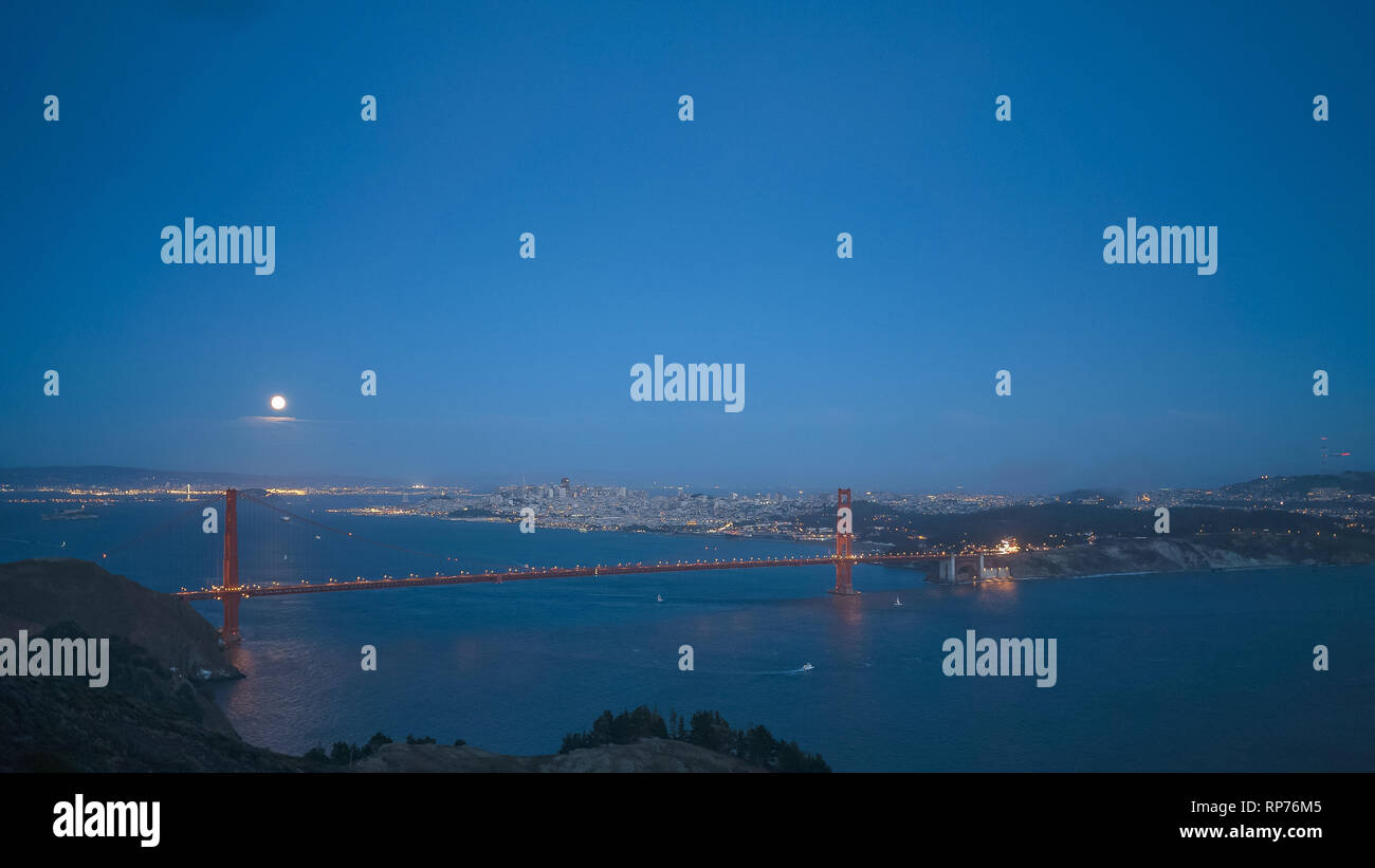 Moon gate bridge hi-res stock photography and images - Alamy