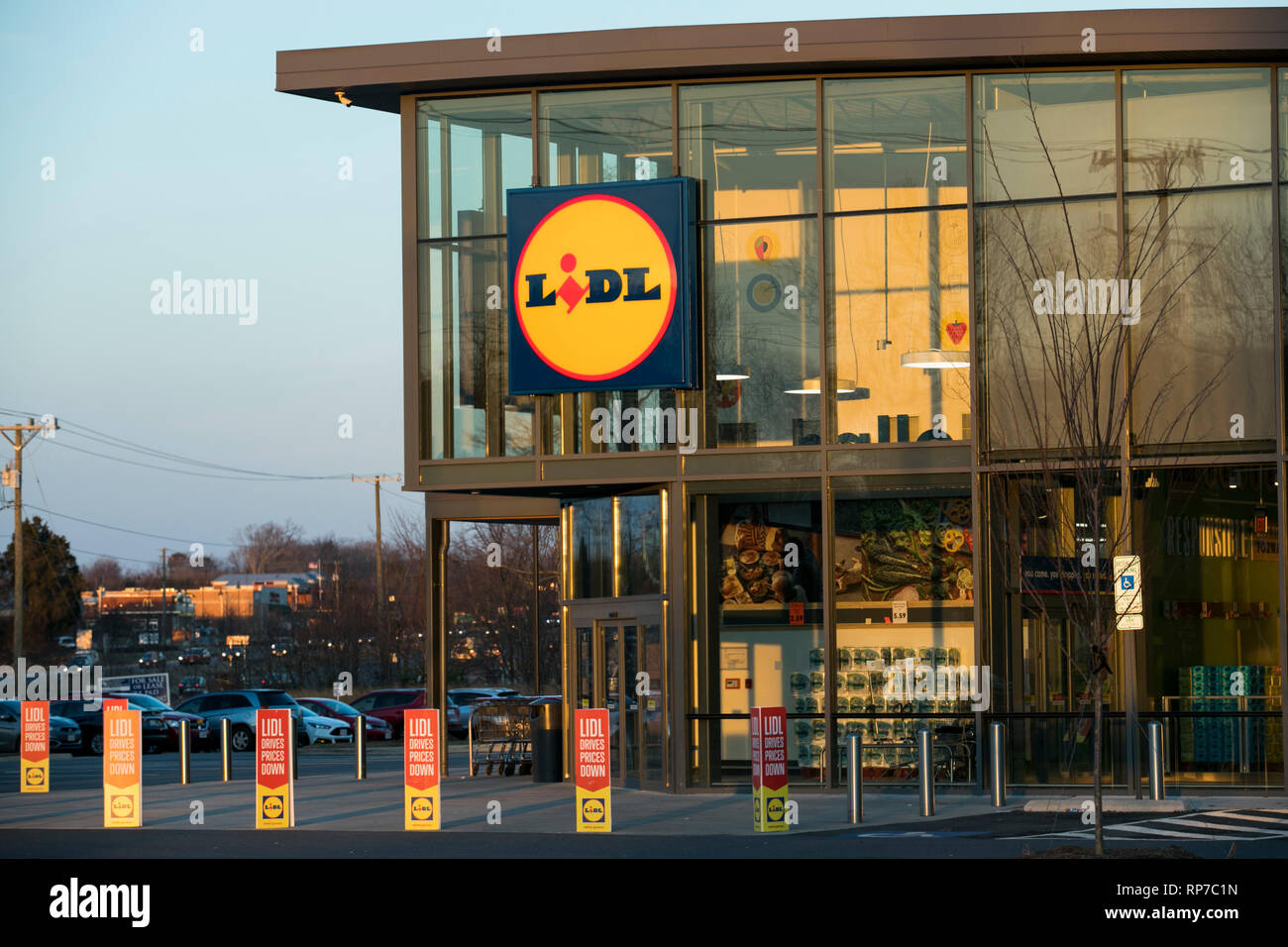 Lidl store logo hi-res stock photography and images - Alamy