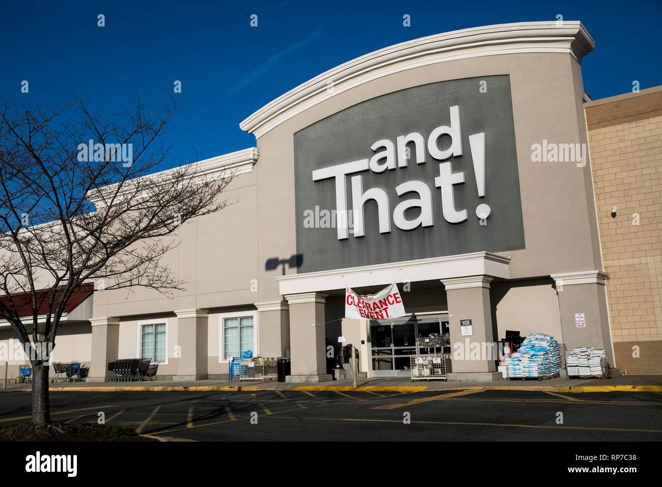 Retail store logo sign storefront hi-res stock photography and images ...