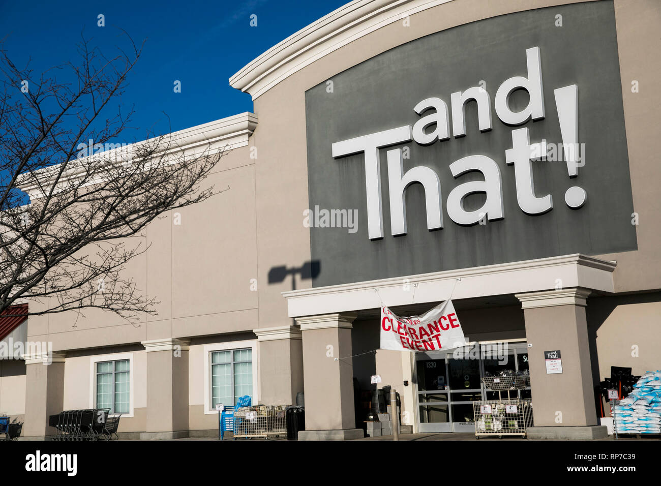 Retail store logo sign storefront hi-res stock photography and images ...