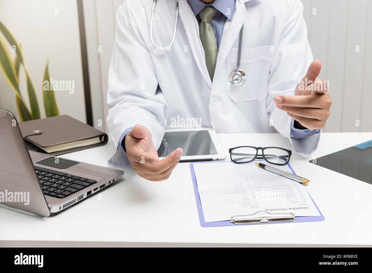 Healthcare and medical concept, Doctor explain symptoms and medical ...