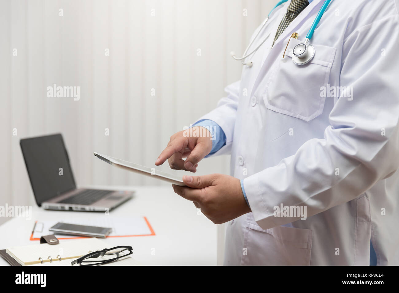 Healthcare and medical concept, Doctor explain symptoms and medical ...