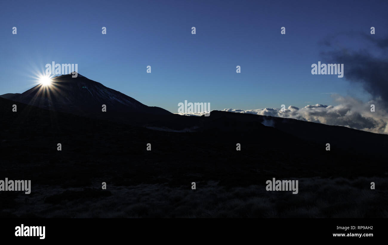 Sun hiding behind pyramid hi-res stock photography and images - Alamy