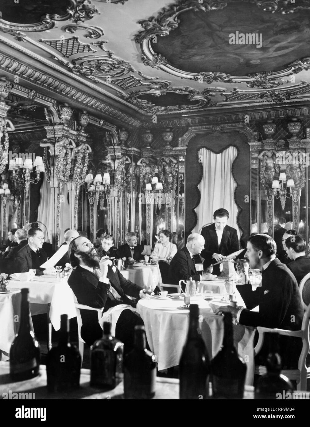 Cafe royal london archive Black and White Stock Photos & Images - Alamy