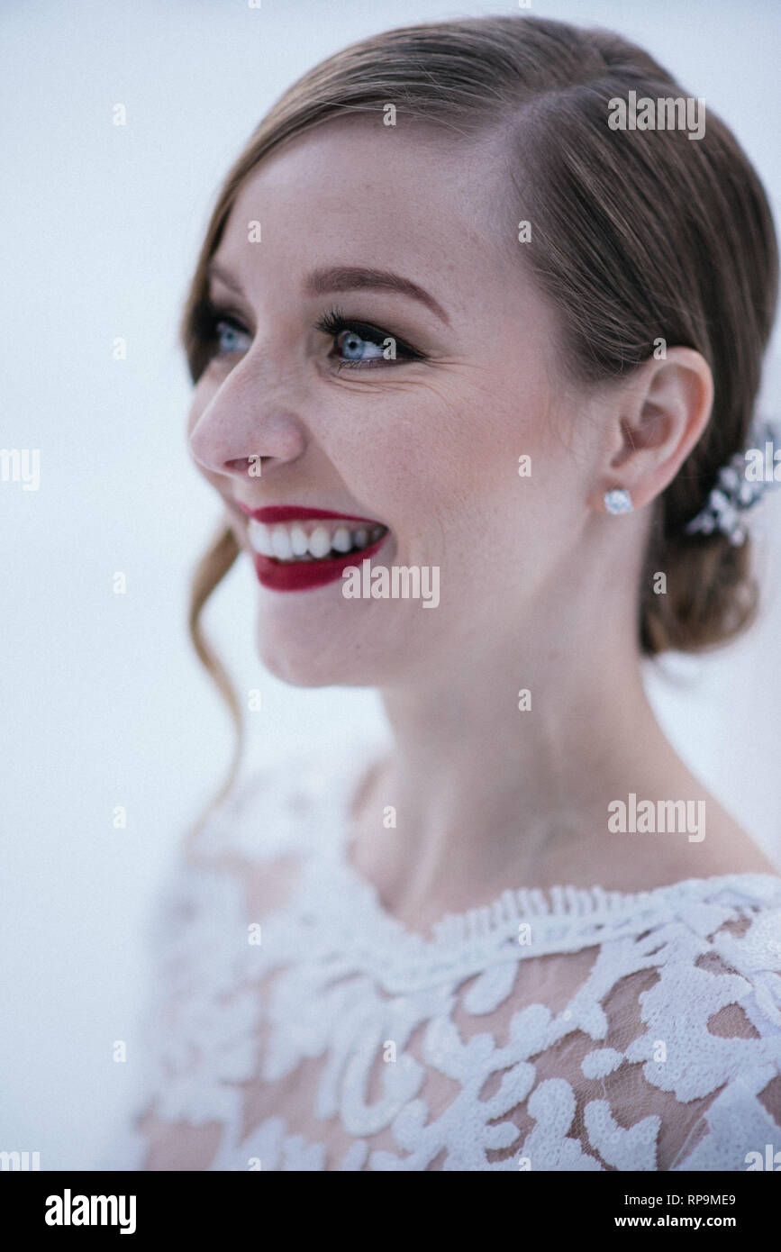Crying wedding dress hi-res stock photography and images - Alamy