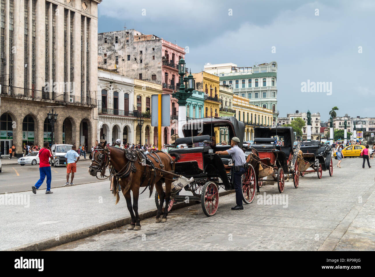 Traditional cuban horse cart taxi hi-res stock photography and images ...