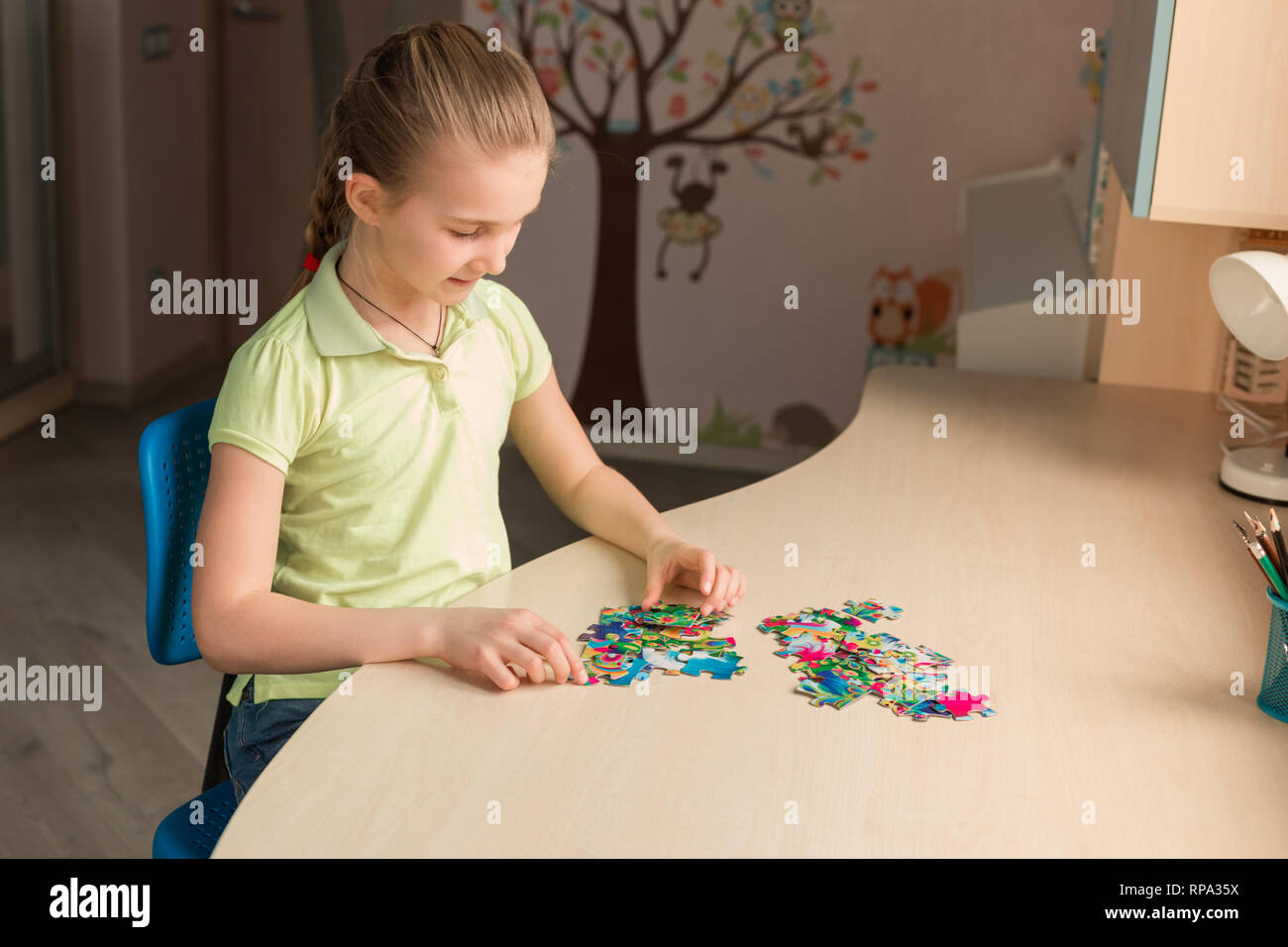 Child solving puzzle hi-res stock photography and images - Alamy