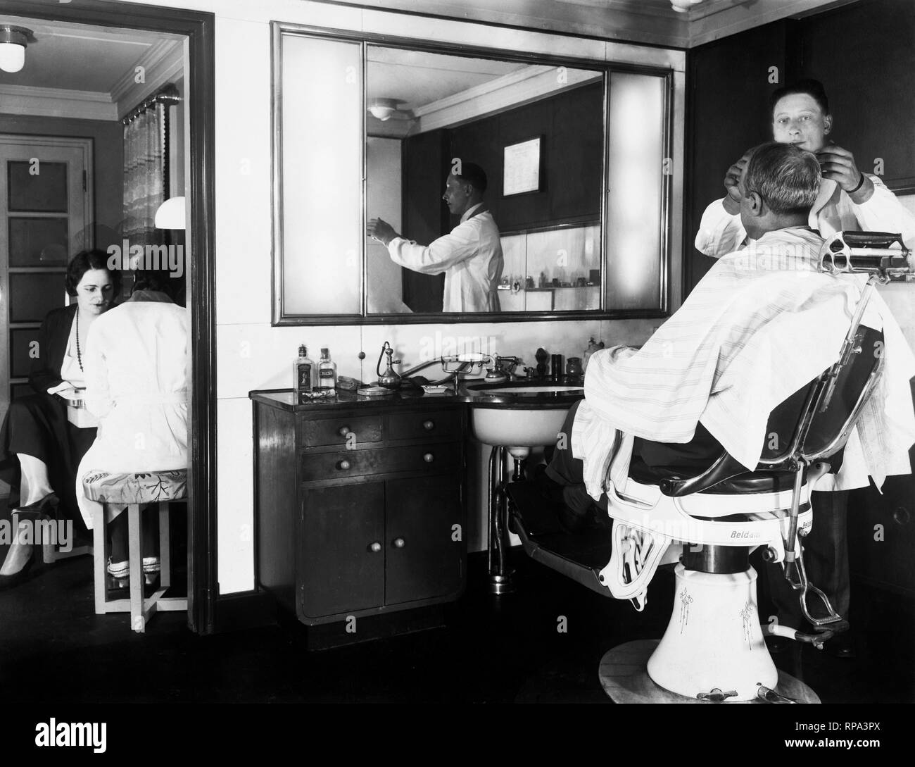 Barber 1930 hi-res stock photography and images - Alamy