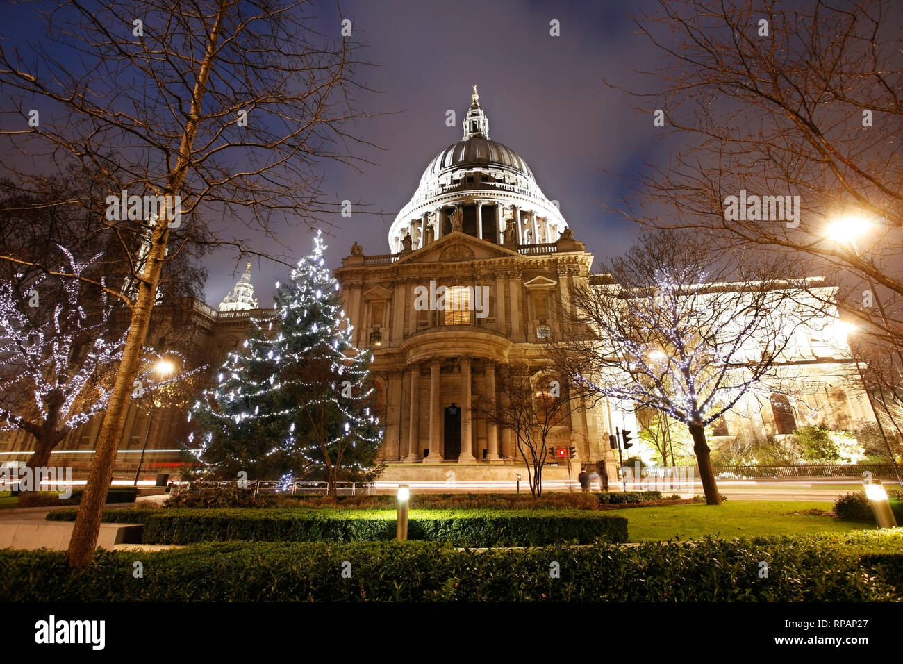 St pauls cathedral and christmas tree hi-res stock photography and ...