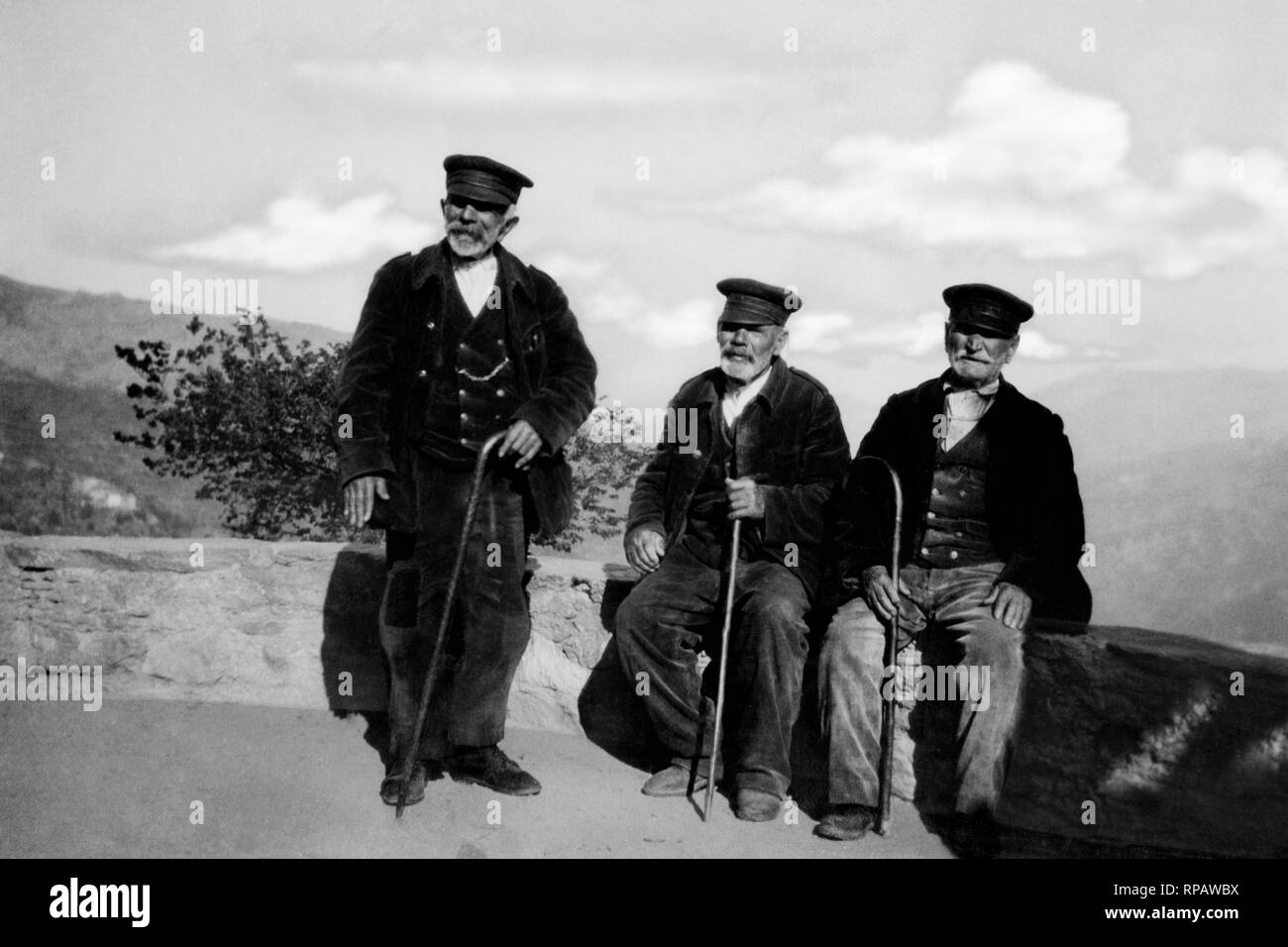 men at rest, corsica 1910-20 Stock Photo - Alamy