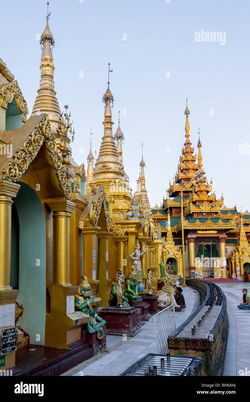 Golden buddhas in buddhist temple hi-res stock photography and images ...
