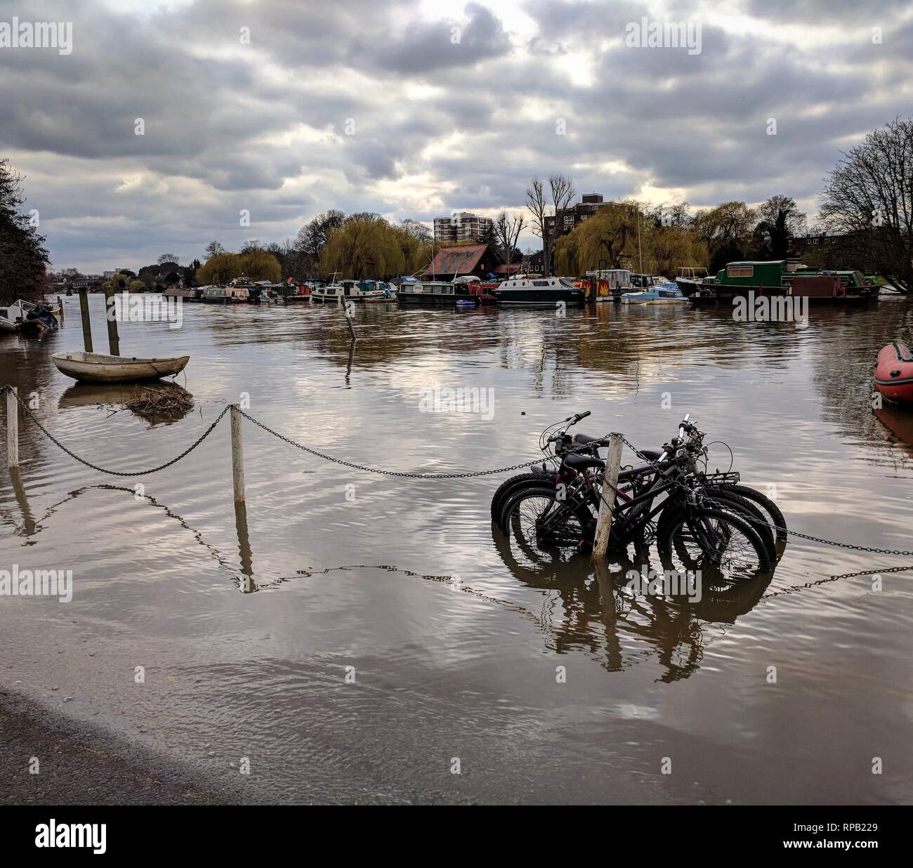 Thames water reservoir hi-res stock photography and images - Alamy