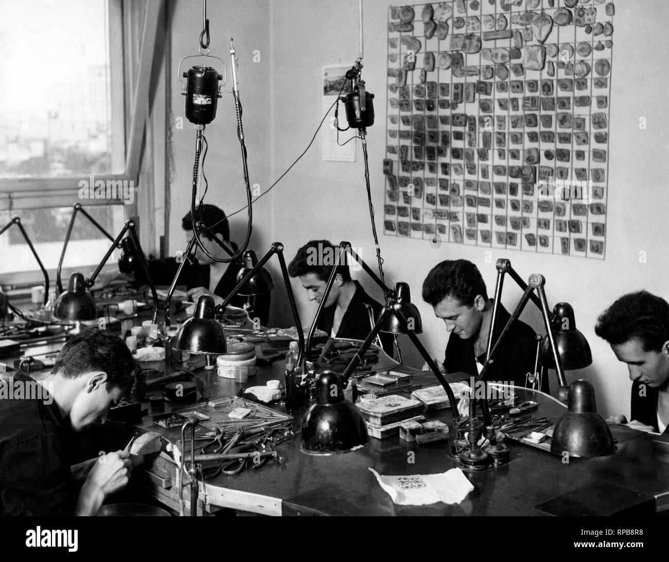 1960 laboratory hi-res stock photography and images - Alamy