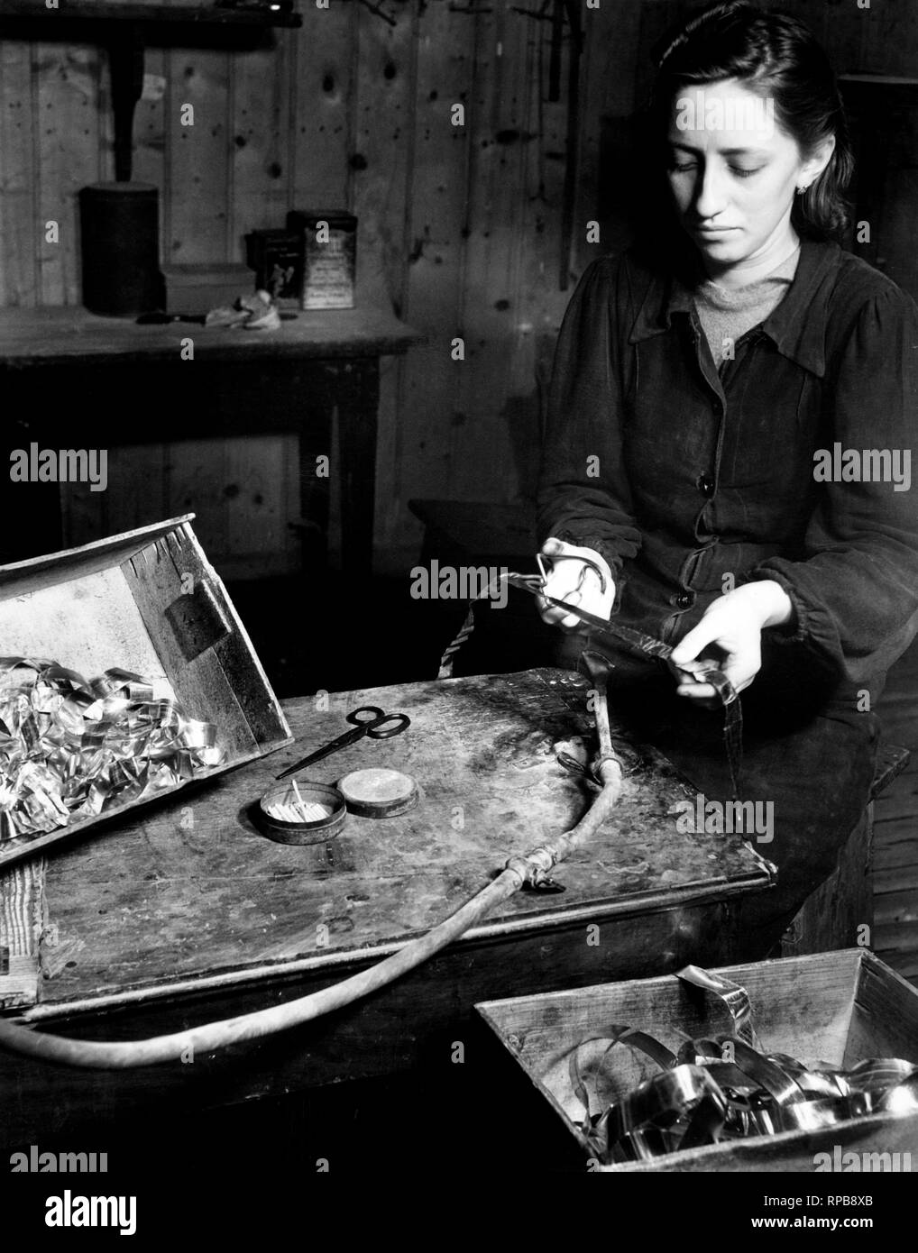 Goldbeating hi-res stock photography and images - Alamy