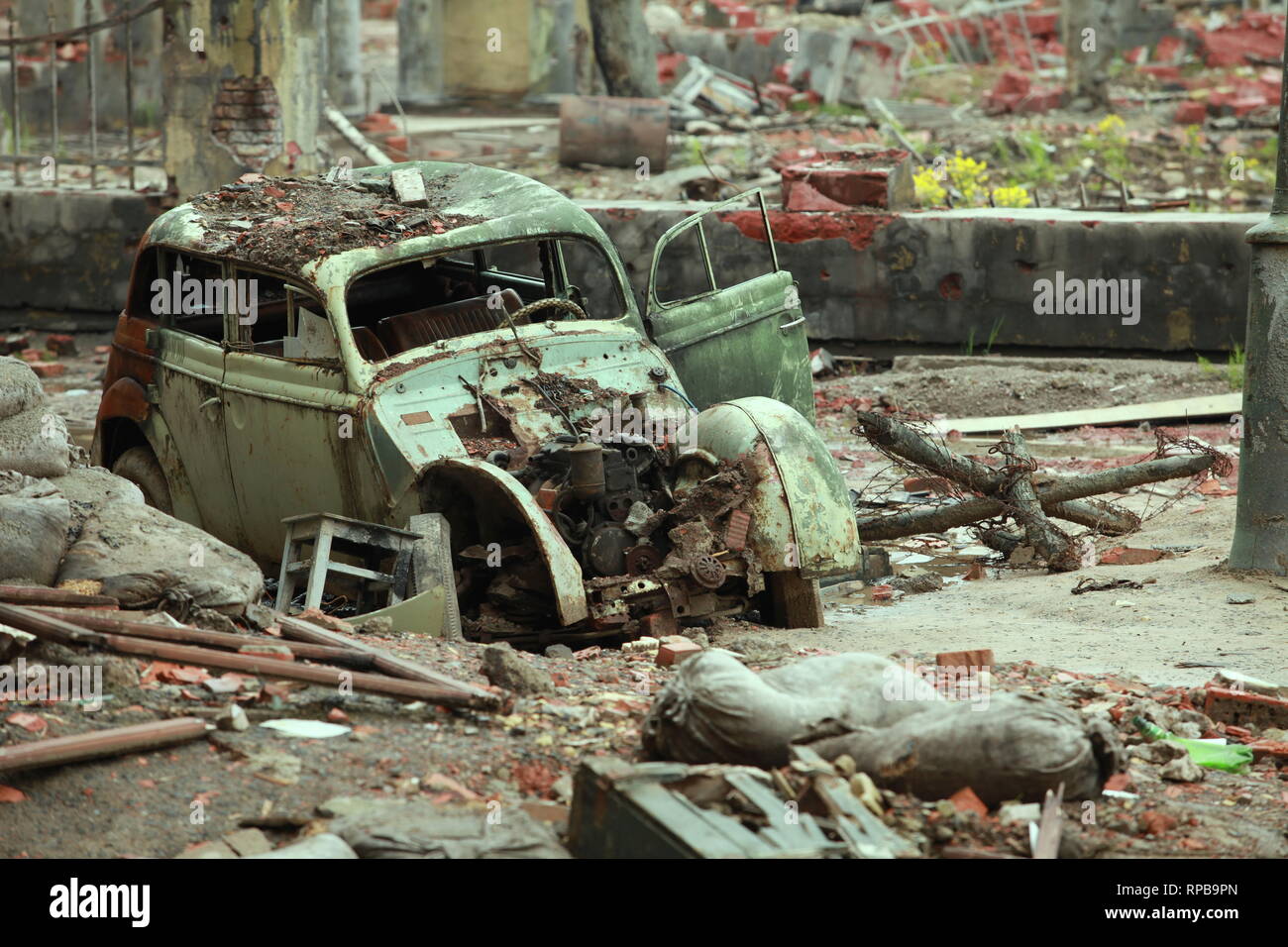 Wrecked city hi-res stock photography and images - Alamy