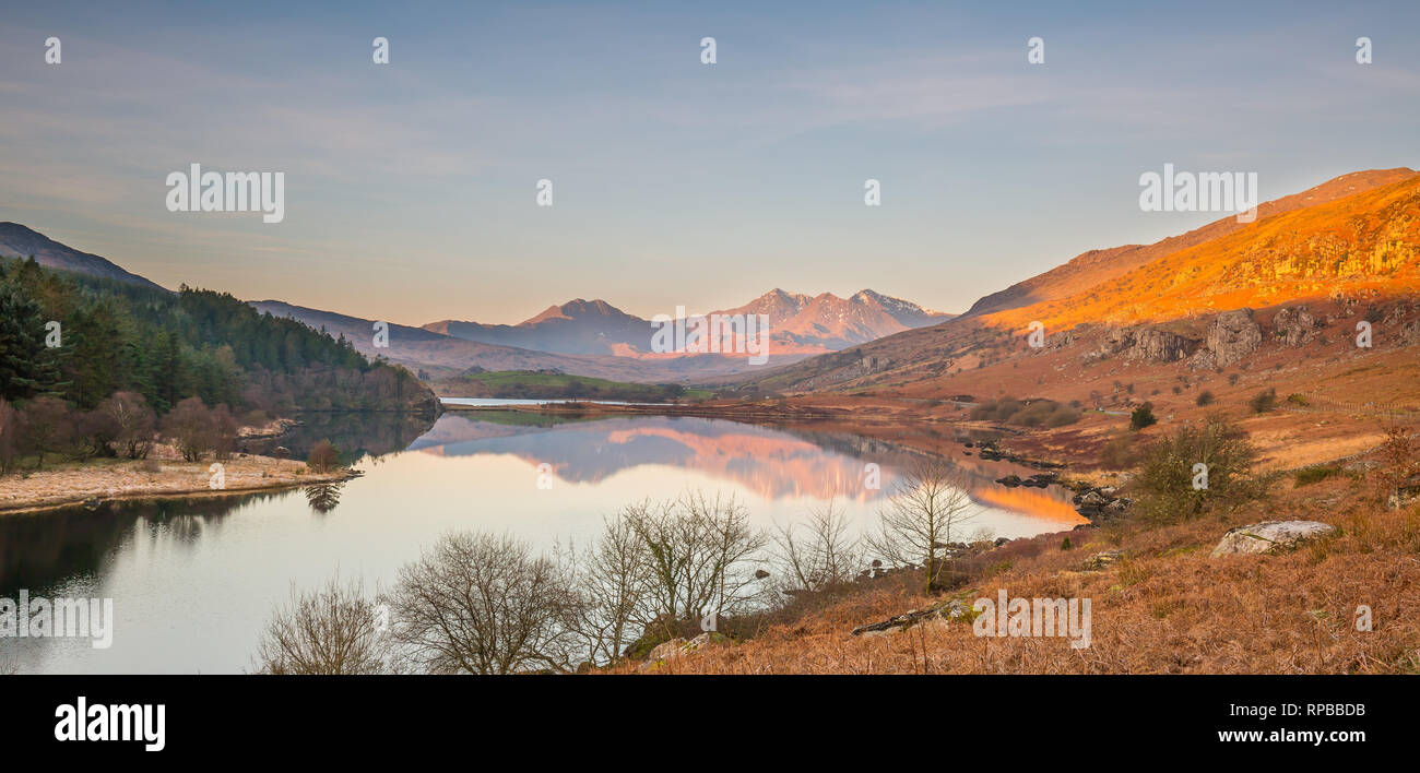 Lake reflection snowdon wales hi-res stock photography and images - Alamy