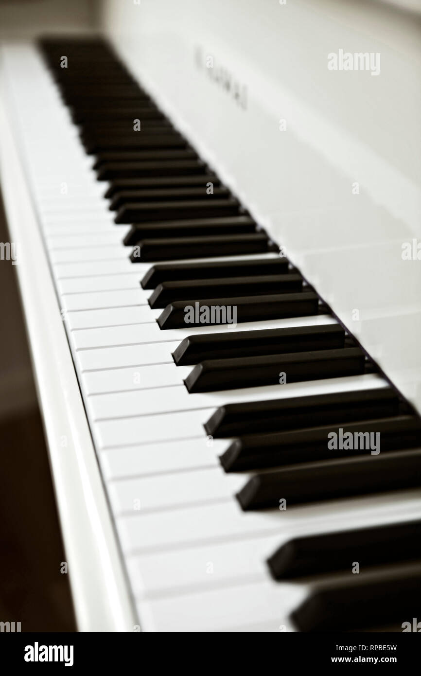 White Grand Piano High Resolution Stock Photography and Images - Alamy