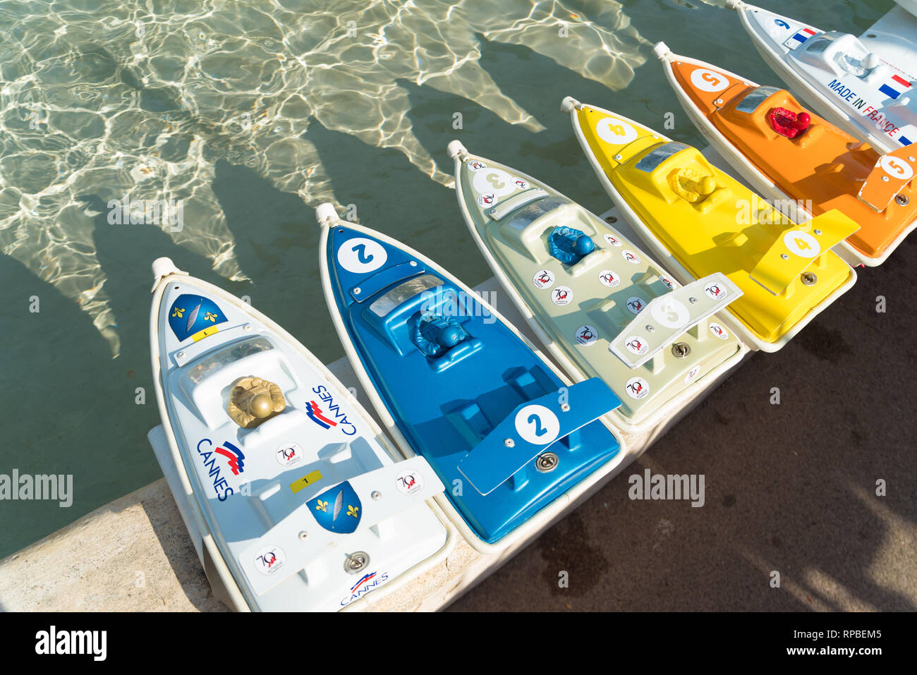 Remote control boats hi-res stock photography and images - Alamy