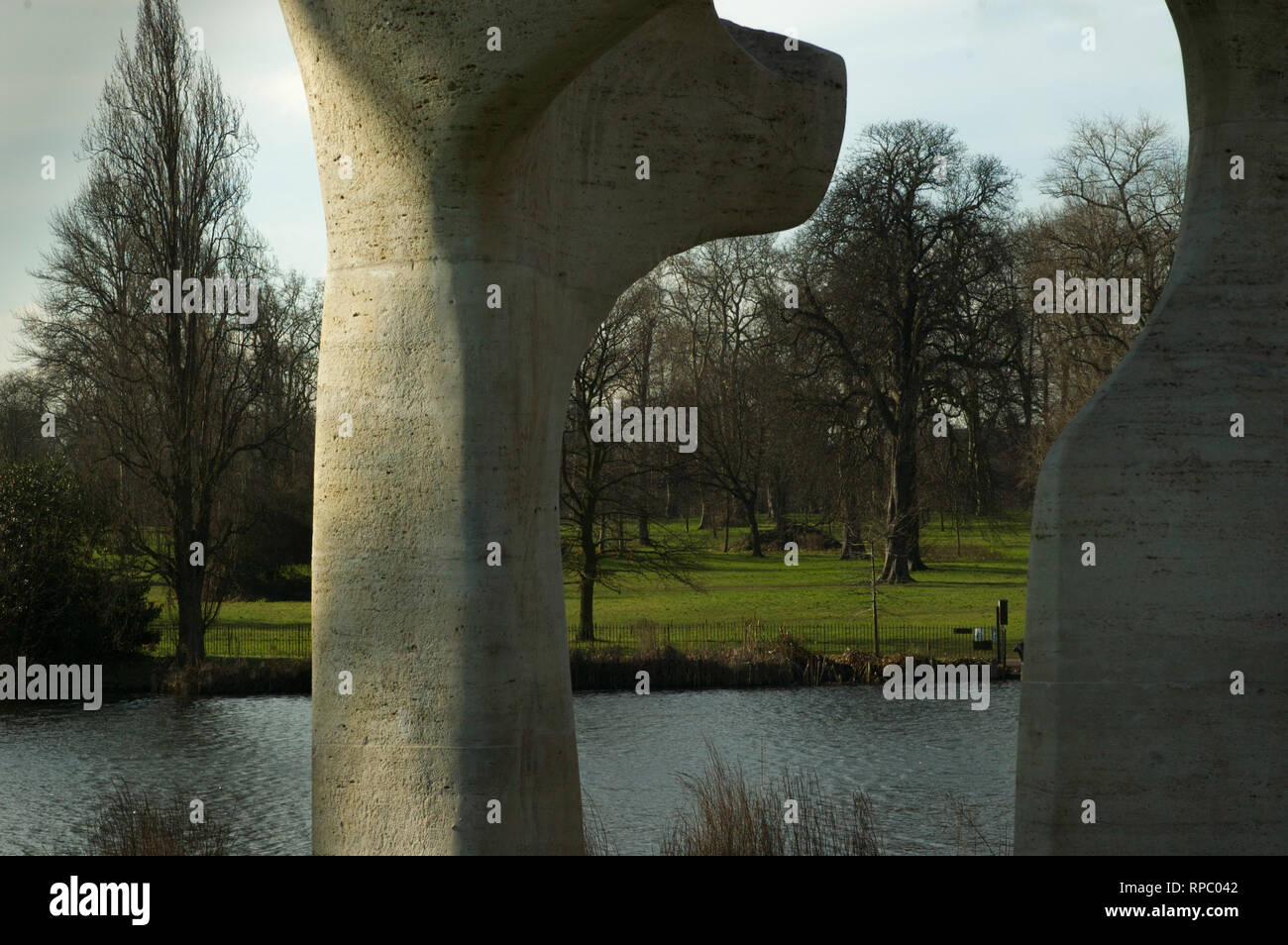 Henry moore sculpture london hi-res stock photography and images - Alamy