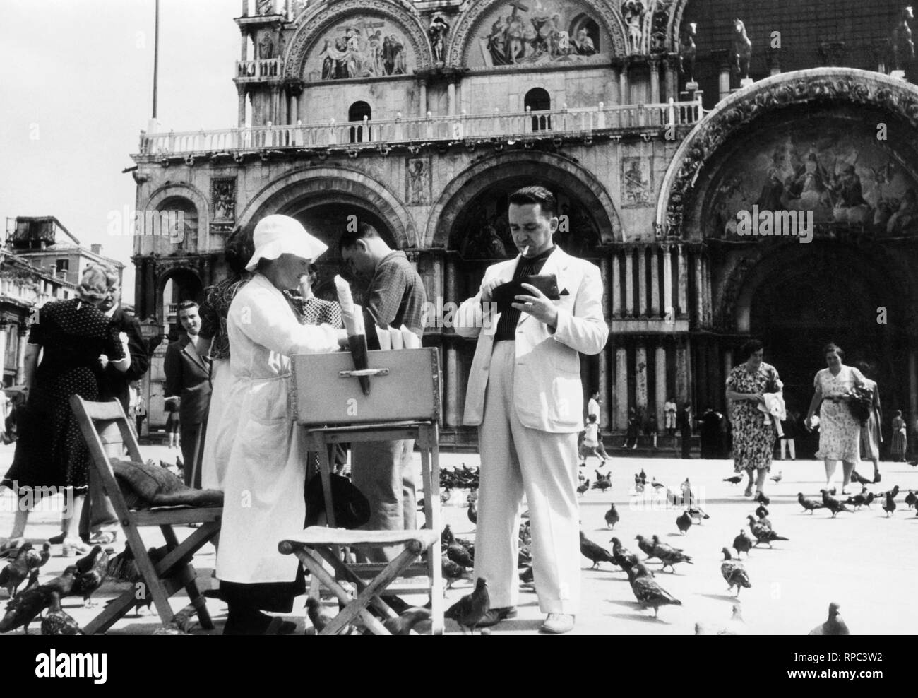 Basilica san marco venice people Black and White Stock Photos & Images ...