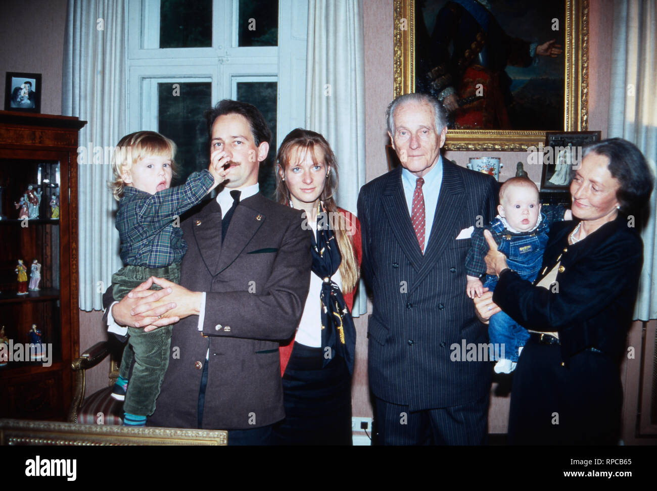 Rudolph Prinz von Croy und Ehefrau Alexandra präsentieren Karl Emanuel ...
