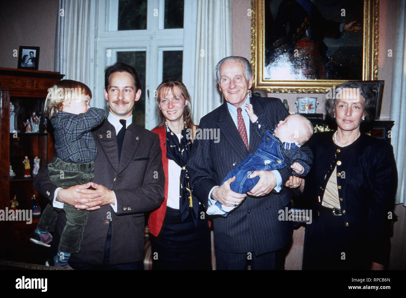 Rudolph Prinz von Croy und Ehefrau Alexandra präsentieren Karl Emanuel ...