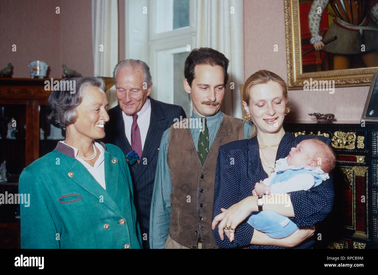 Rudolph Prinz von Croy und Ehefrau Alexandra präsentieren Karl Emanuel ...