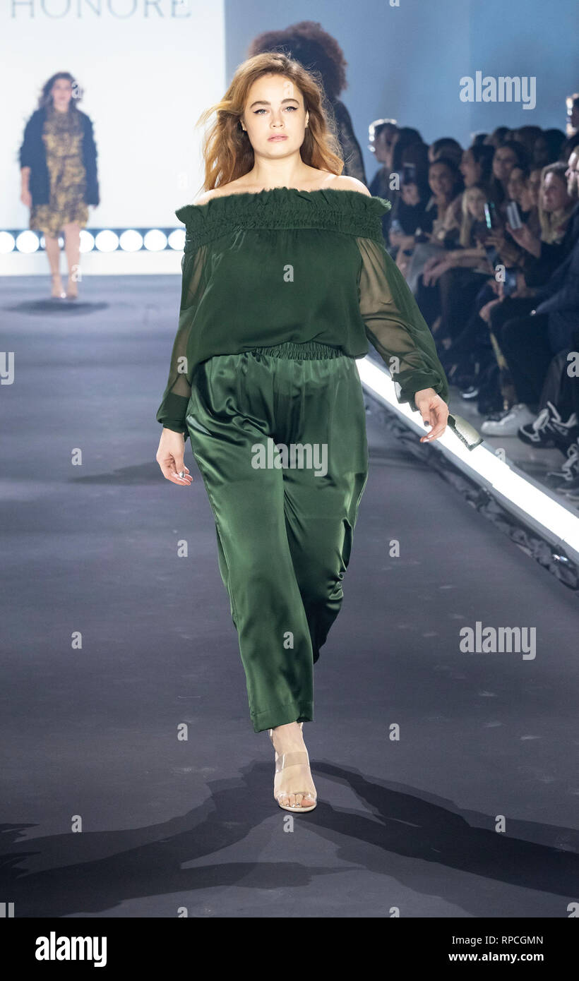 Plus size model 2019 hi-res stock photography and images - Alamy