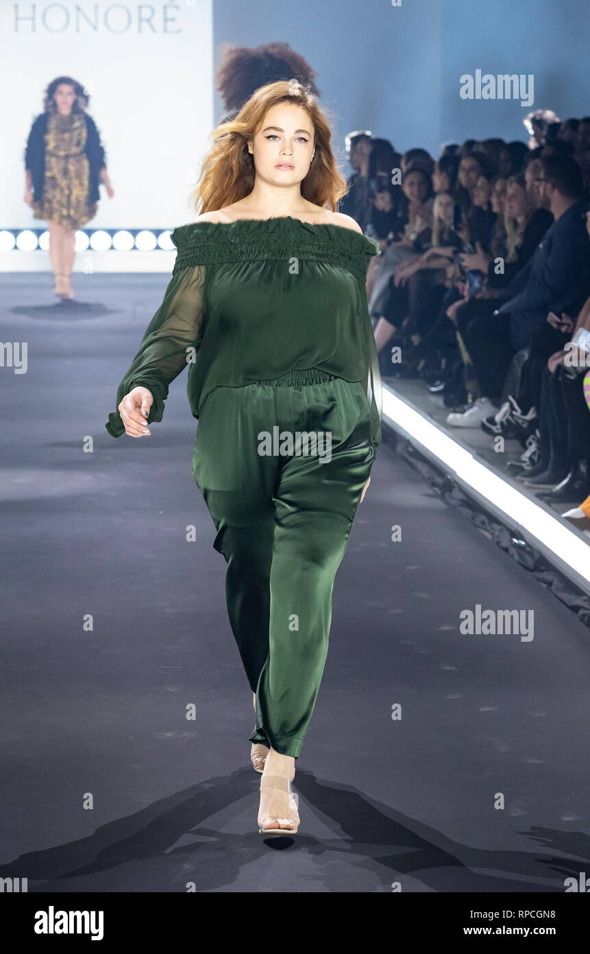 Plus size model 2019 hi-res stock photography and images - Alamy
