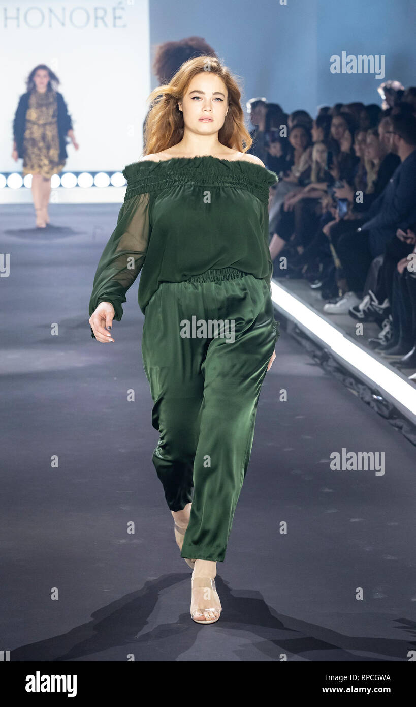 Plus size model 2019 hi-res stock photography and images - Alamy