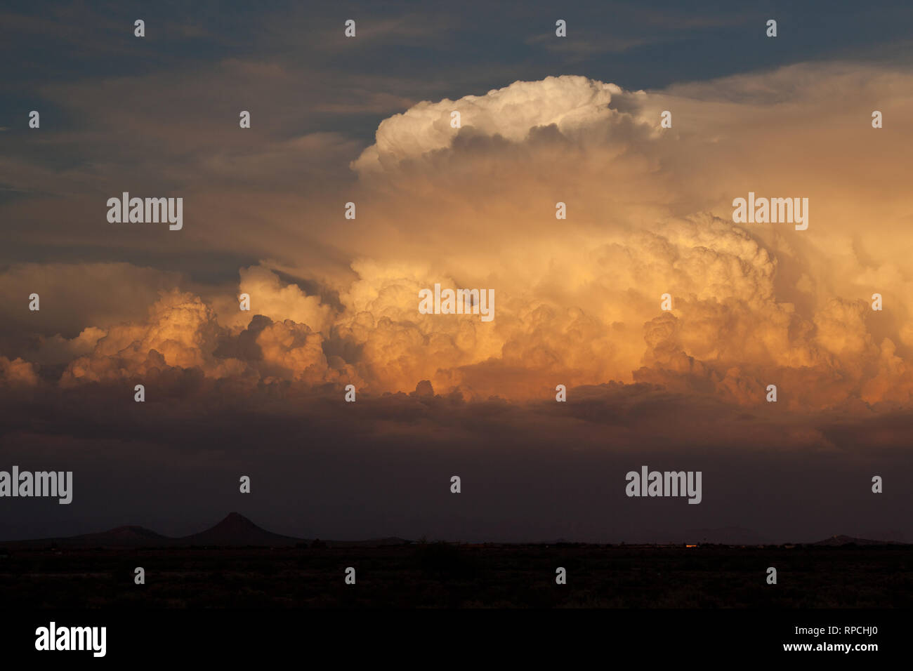 Distant thunderhead hi-res stock photography and images - Alamy